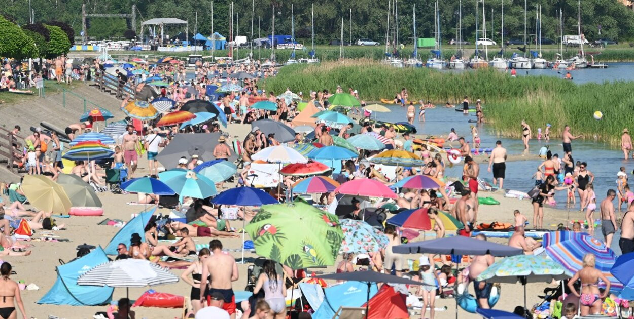 Nad Jezioro Tarnobrzeskie wrócił las parasoli. Ponad 30 stopni i tłumy ...